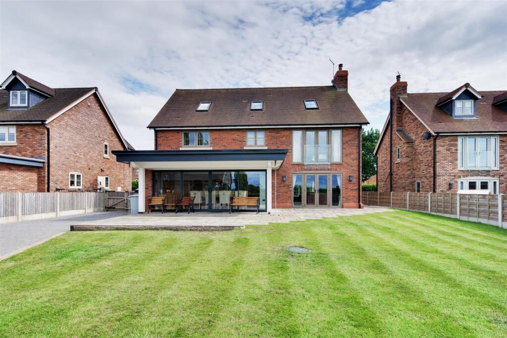 6 bedroom detached house for sale in Moss Lane, Elworth, CW11