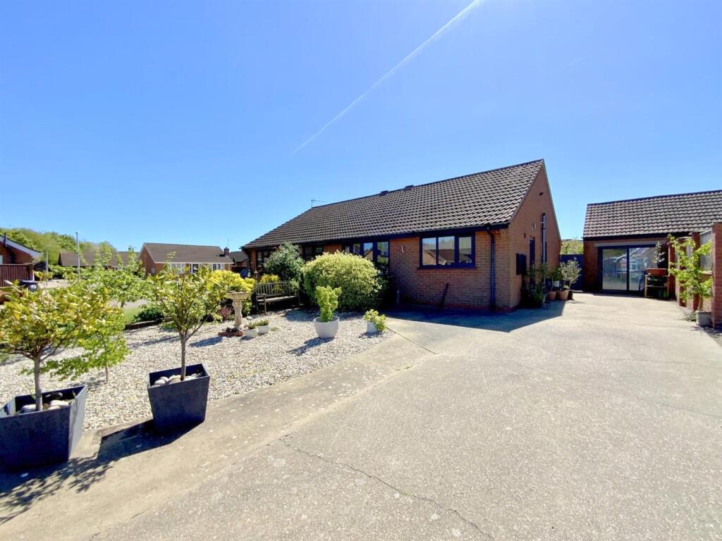 2 bedroom semi-detached bungalow for sale in Ledbury Drive, New Waltham ...