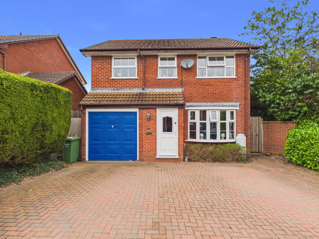 4 bedroom detached house for sale in Lahn Drive, Droitwich, WR9