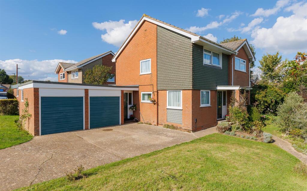 4 bedroom detached house for sale in IMMACULATE HOME - Reynolds Close ...