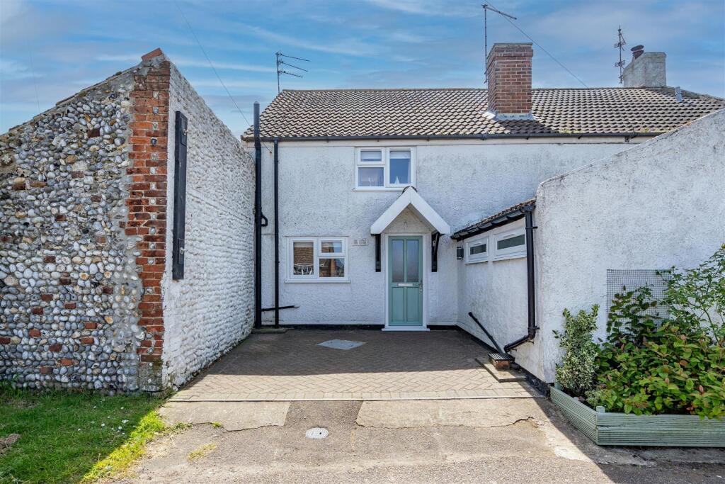 2 bedroom semi-detached house for sale in Beach Road, Scratby, NR29
