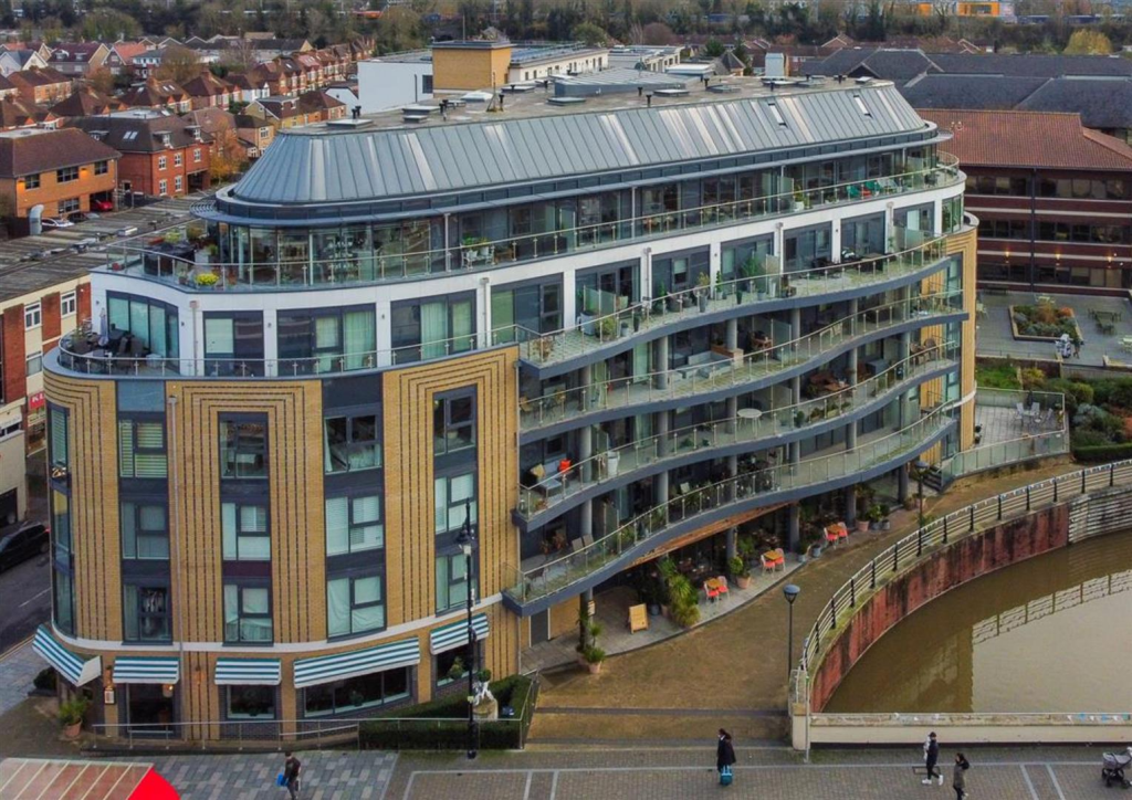 2 bedroom flat for sale in The Picturehouse, Bridge Avenue, Maidenhead, SL6