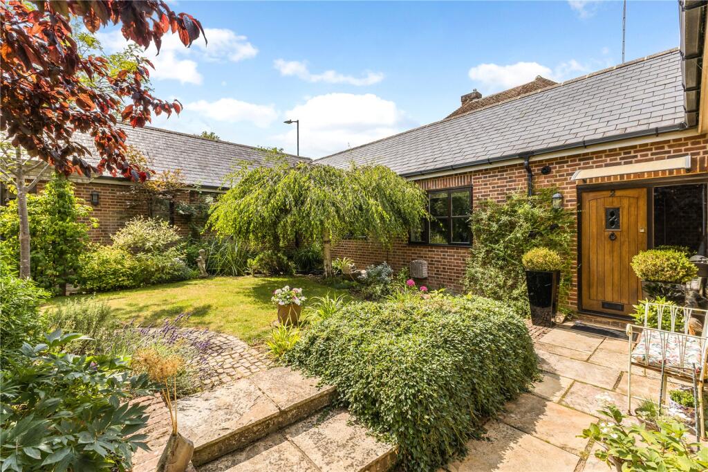 3 bedroom terraced house for sale in Hertford Road, Digswell, Welwyn ...
