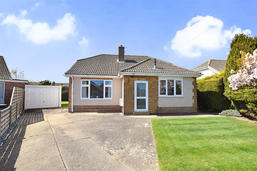 4 bedroom detached bungalow for sale in Lomond Grove, Humberston ...