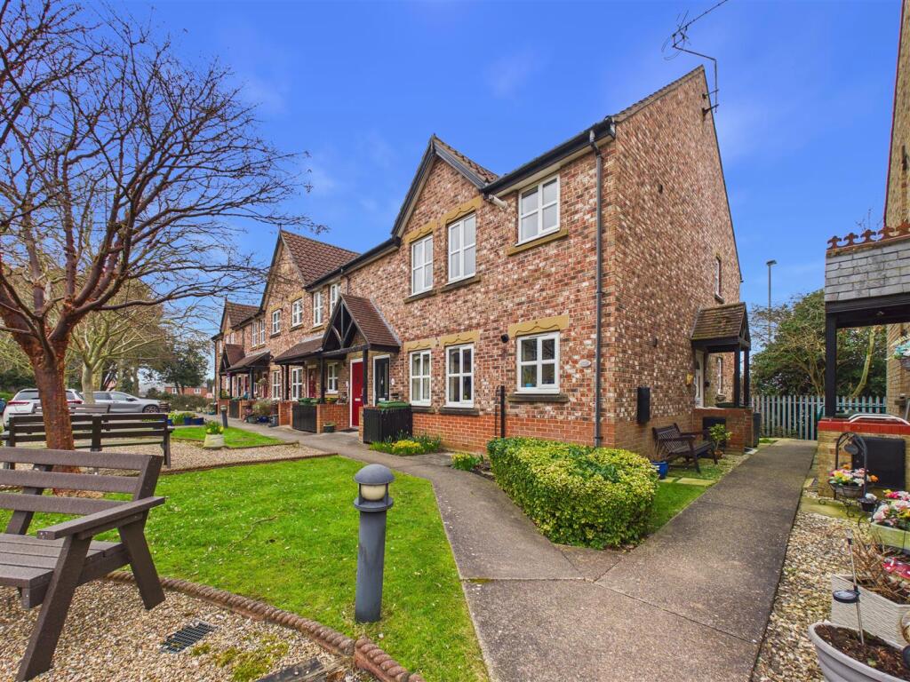 2 bedroom property for sale in John Gray Court, Willerby, Hull, HU10