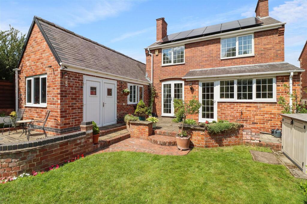 3 bedroom detached house for sale in Tapton View Road, Chesterfield, S41