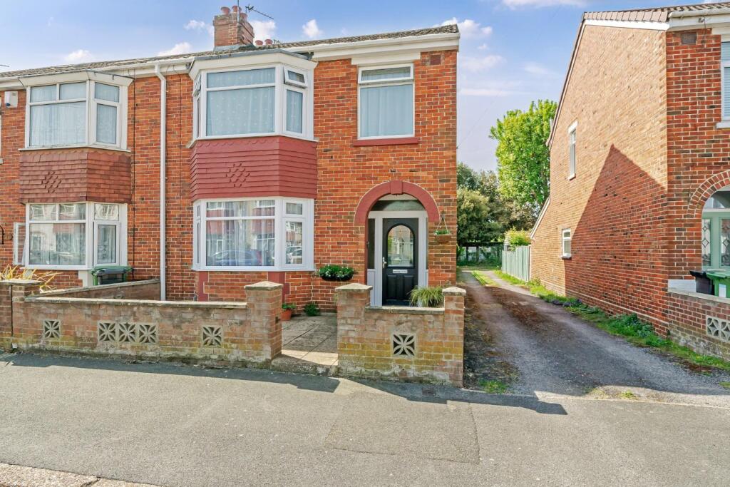 3 bedroom end of terrace house for sale in Rosebery Avenue, Portsmouth, PO6