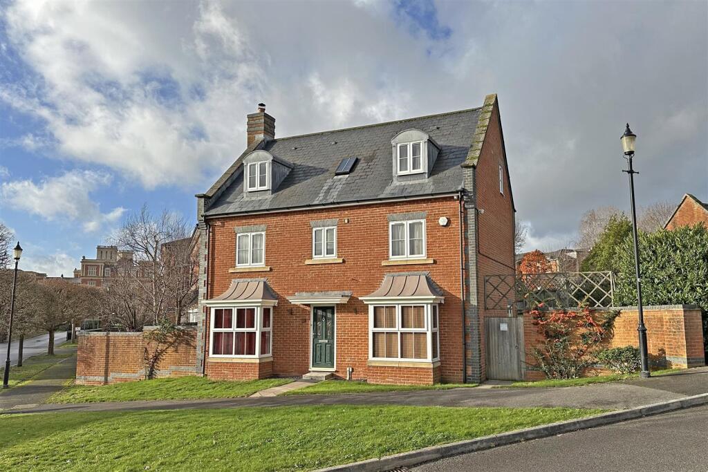 5 bedroom detached house for sale in Reed Drive, Royal Earlswood Park ...