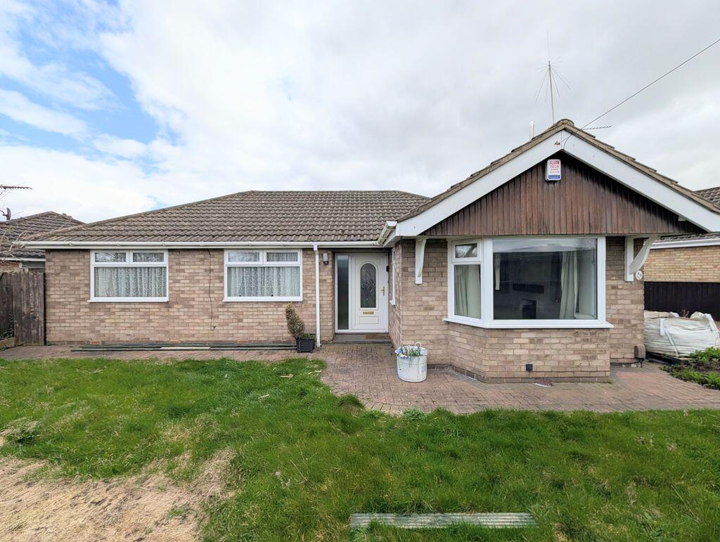 2 bedroom detached bungalow for sale in Holton Mount, Holton Le Clay, DN36