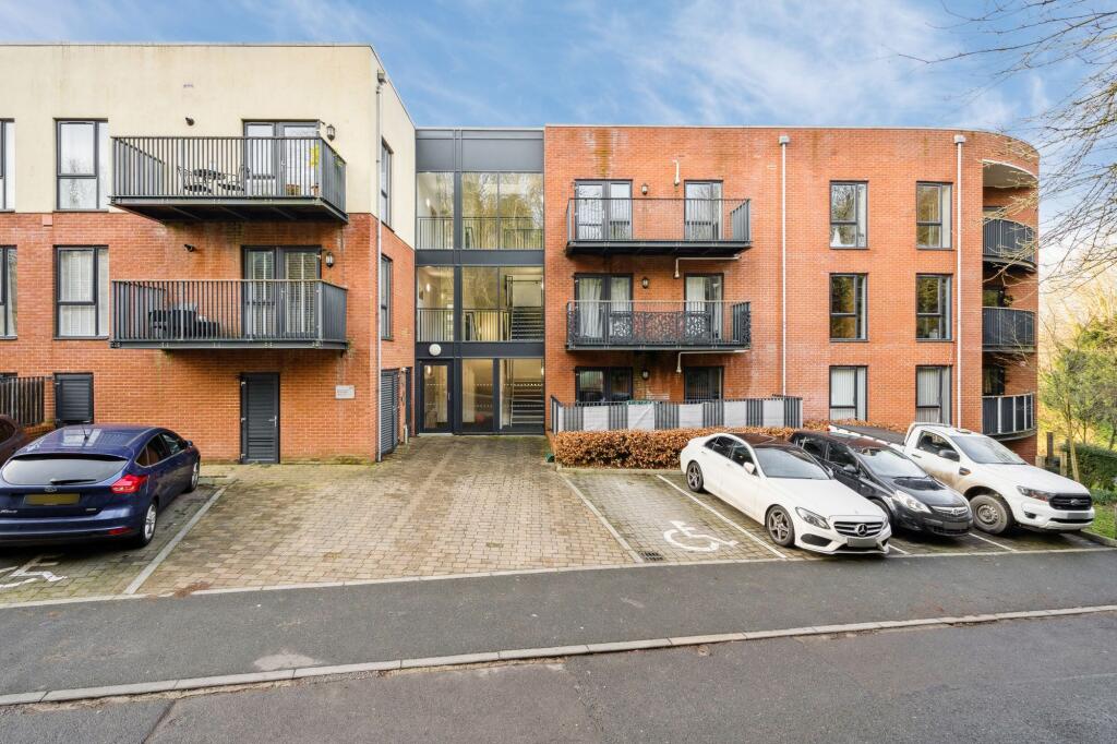 2 bedroom flat for sale in Olympic Way, High Wycombe, HP13