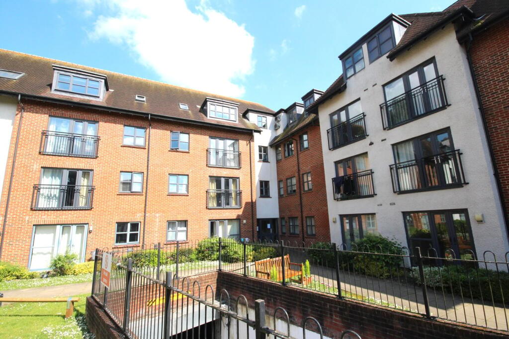 2 bedroom flat for sale in Dunkerley Court, Birds Hill, Letchworth ...